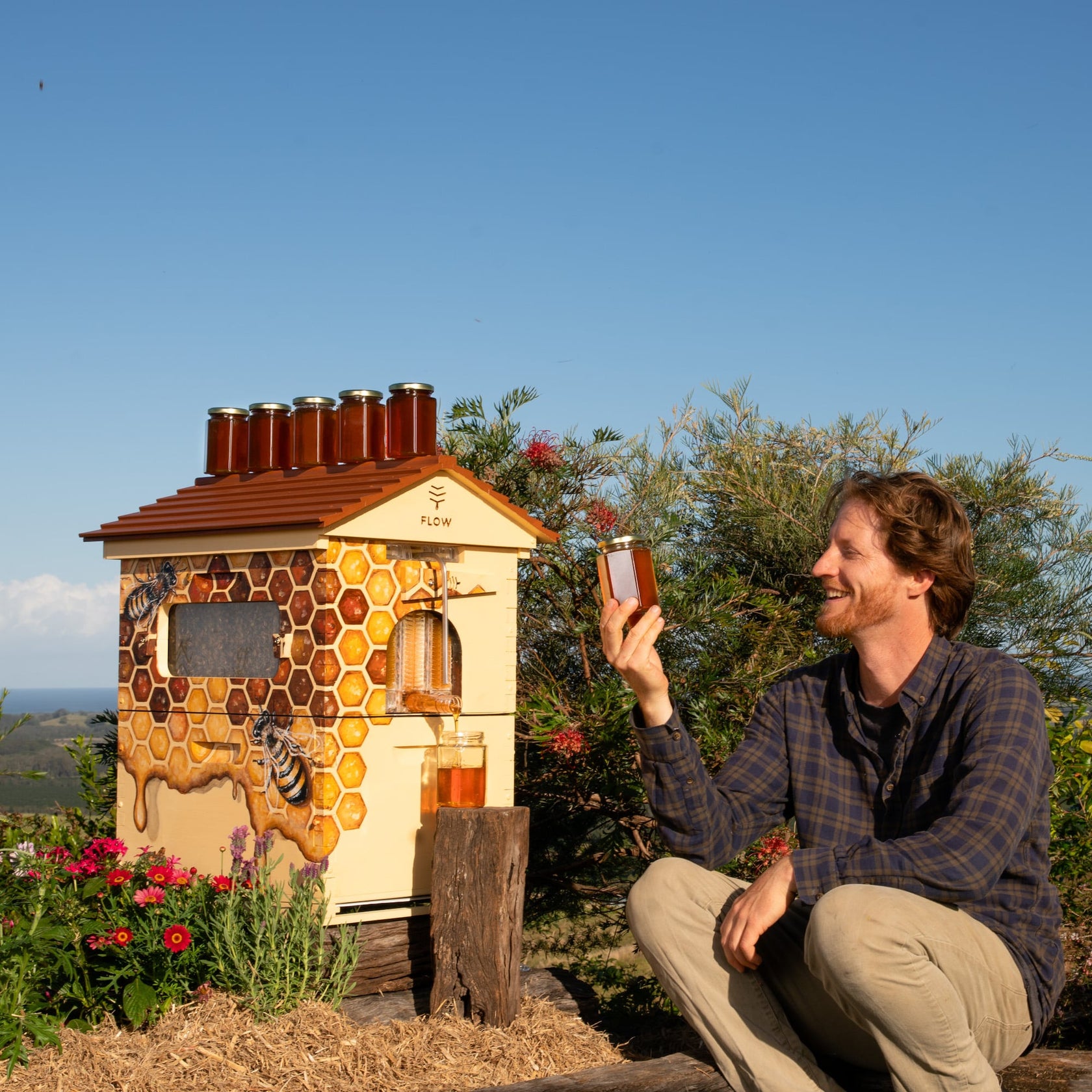 Flow Hive Hybrid | Harvest both fresh honeycomb and honey - Flow Hive US